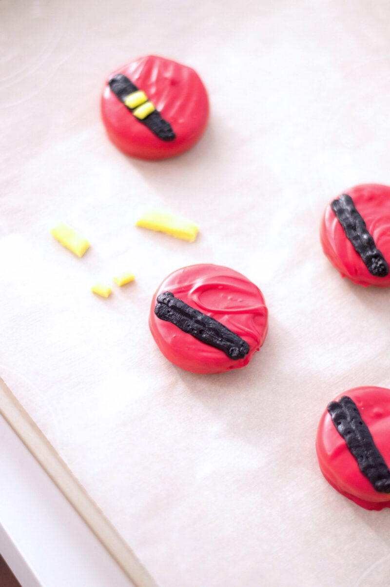 No-Bake Santa Belt Chocolate Covered Cookies - Whispered Inspirations